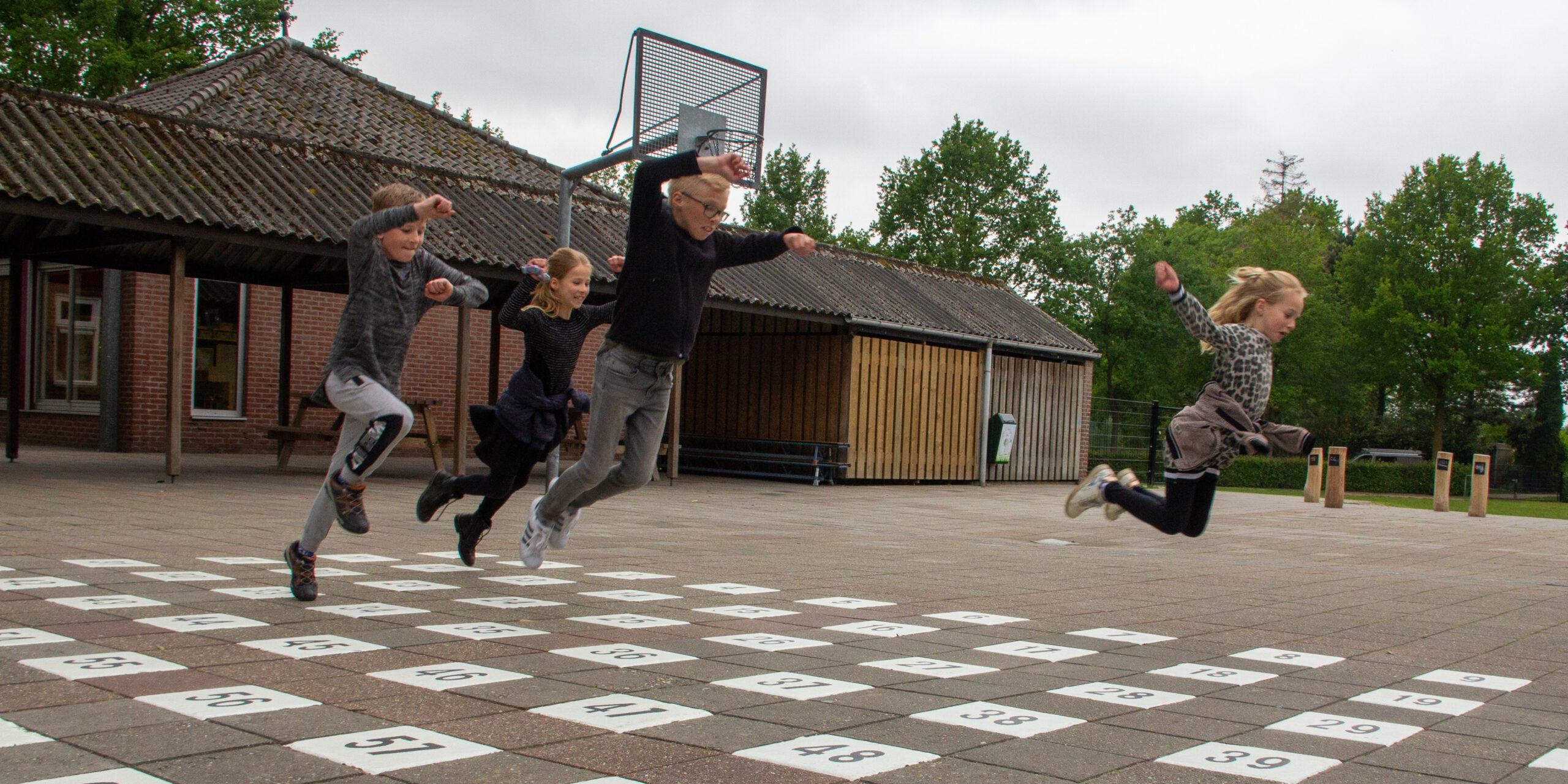 Als een spring in ’t veld door het 100 veld - 321Start! Bewegend leren